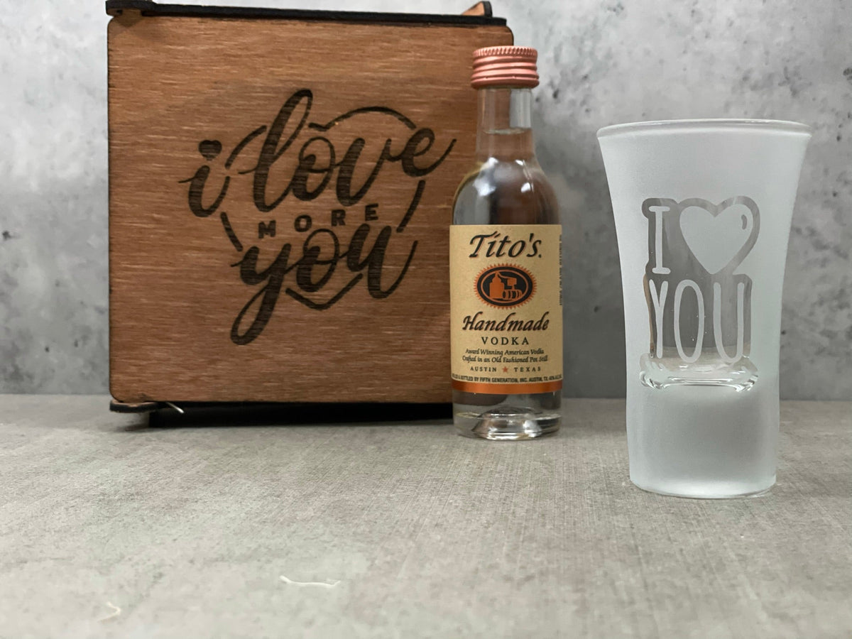 Set Tequilero I Love You, caja madera y 50ml Tito – Cristalería Artesanal